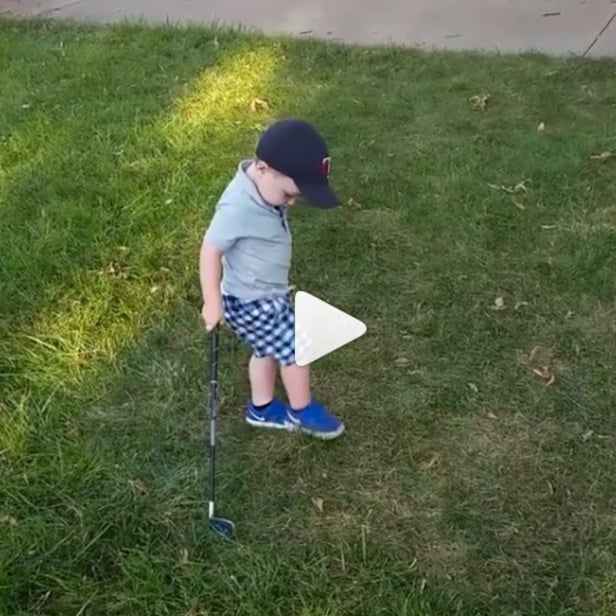 Little kid shows off great golf swing, even better course etiquette ...