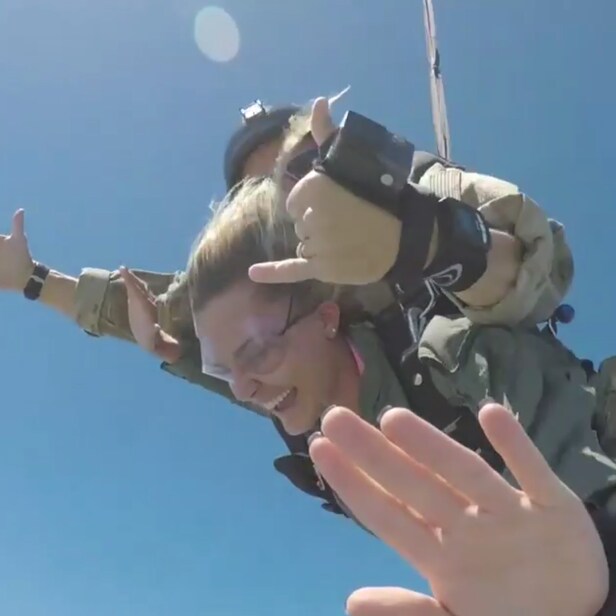 Watch Lexi Thompson skydive onto a golf course for her Kingsmill ...