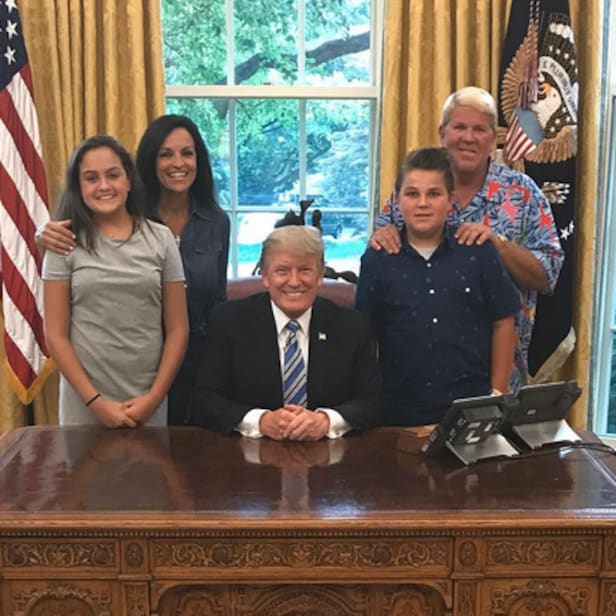 John Daly hangs with President Trump in the Oval Office, wears Hawaiian ...