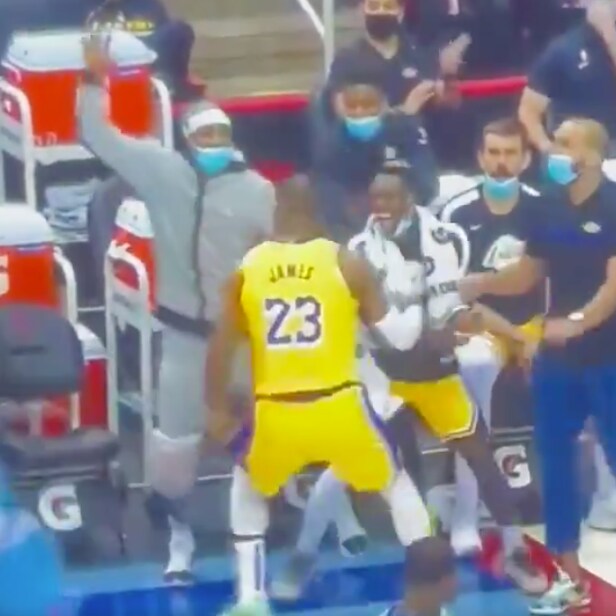 LeBron James makes bet with teammate mid-shot, doesn't even watch it go ...