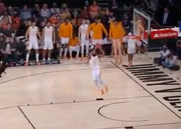 This is it, this is the most embarrassing layup attempt in the history ...