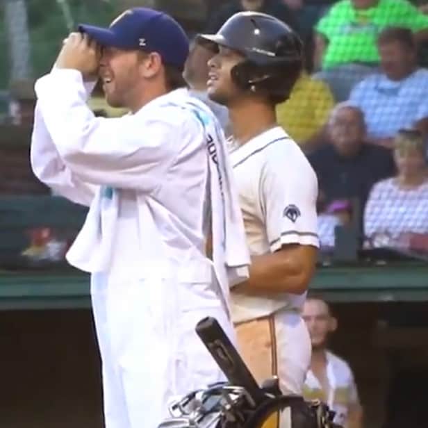 Baseball player pulls off perfect golf walk-up routine, uses a caddie ...