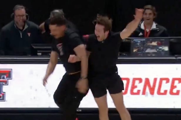Texas Tech basketball fan drains full-court putt, celebrates with ...